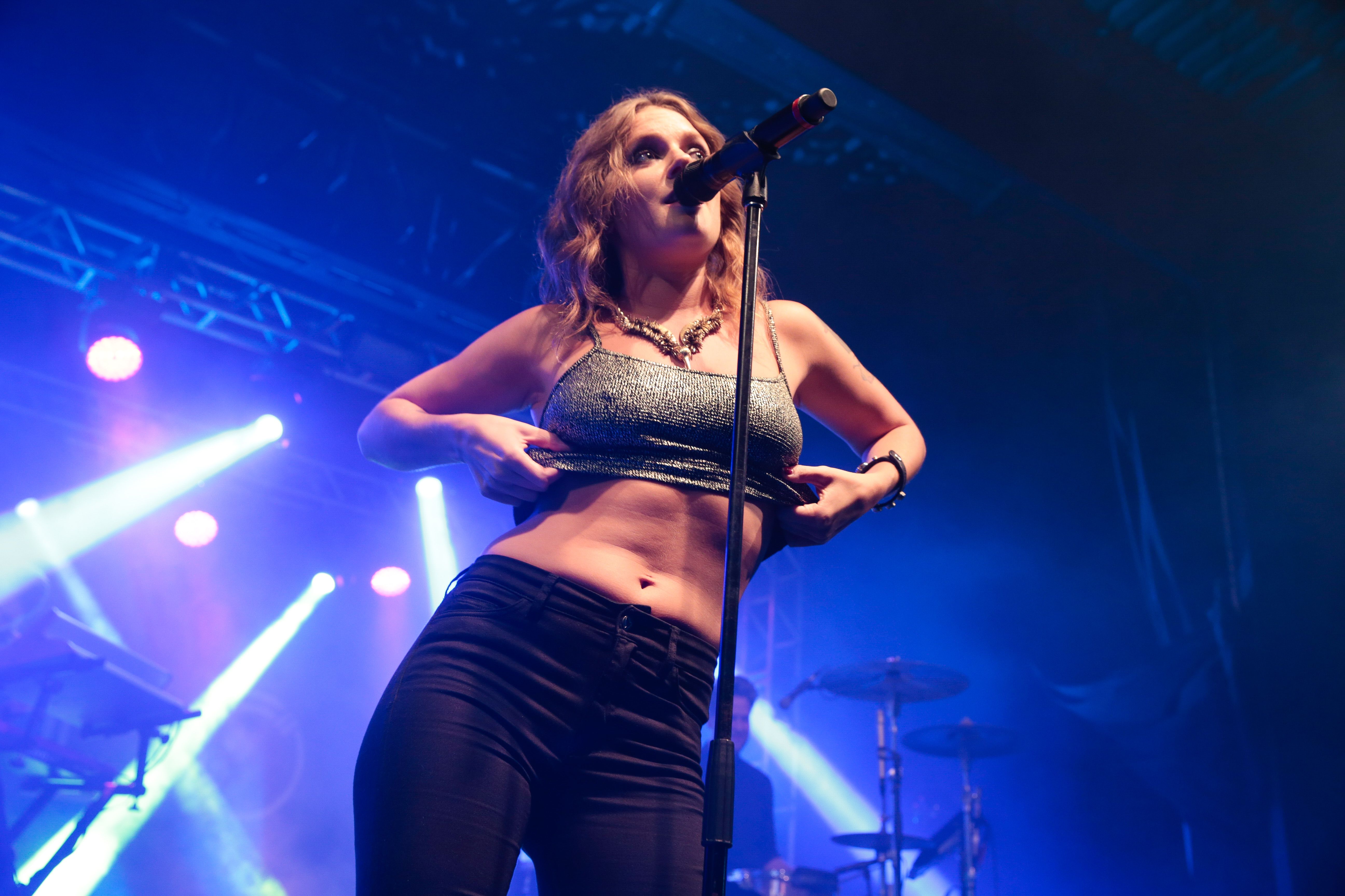 【動画アリ】おっぱい露出！人気歌手トーヴ・ロー （tove Lo）のリオコンサートに密着。観客に上半身ストリップの大サービス