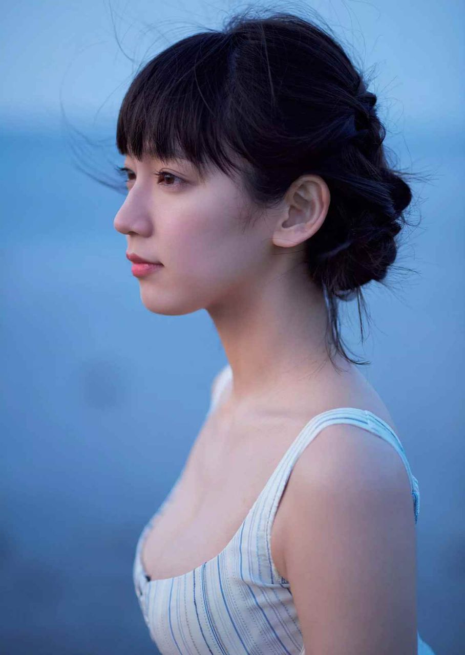 吉岡里帆 25 の脱ぎっぷり足りないがエロ目線不可避なグラビアww【エロ画像】|芸能エロチャンネル