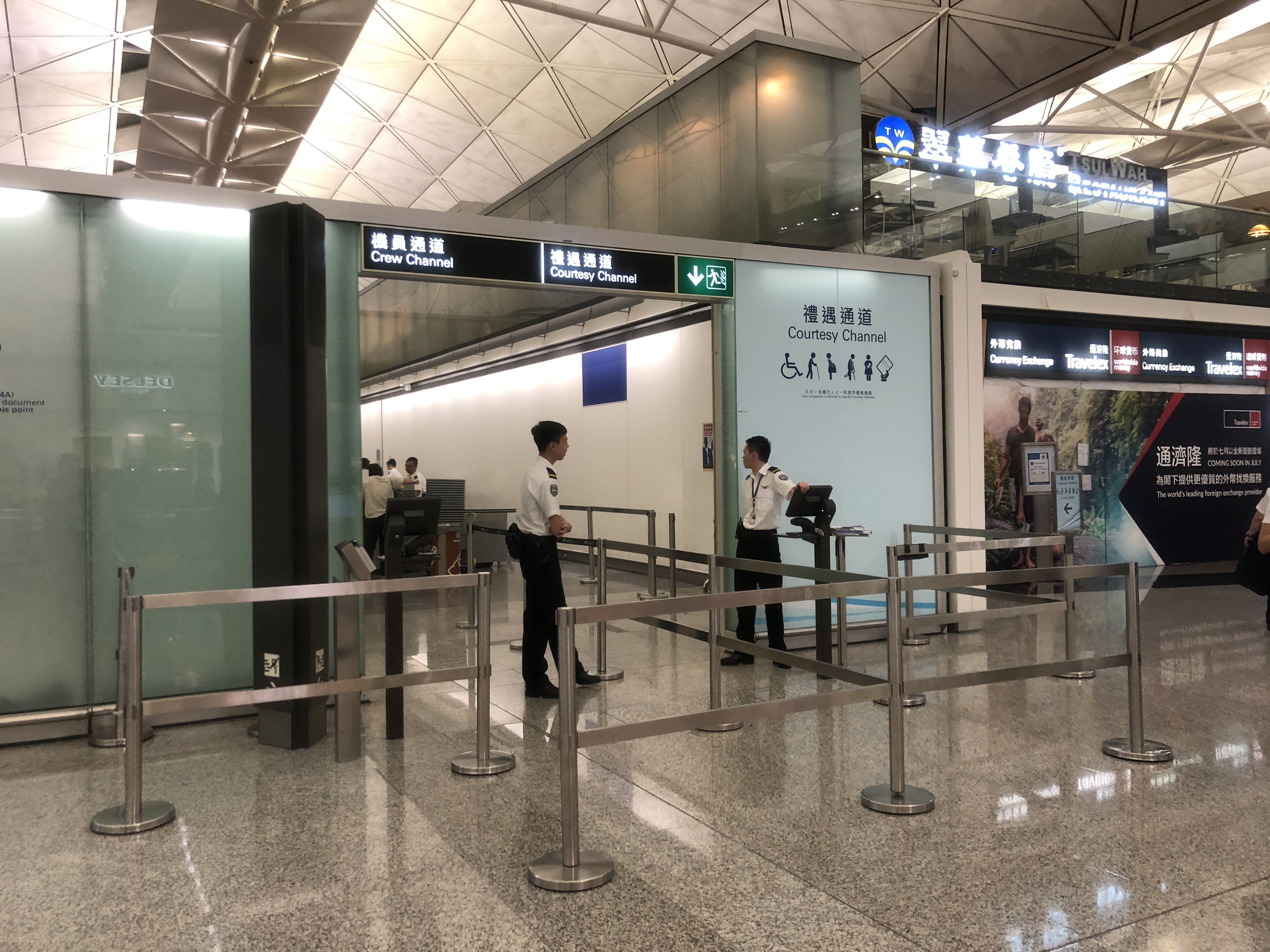 海外投資＆グルメ-香港マイタン日記:香港国際空港 優先出国レーン COURTESY CHANNEL でスイスイ出国しよう ...