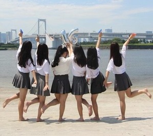 【画像】JK集団さん、白昼堂々むちむちの太ももをさらけ出す : 女子アナお宝画像速報－5chまとめ