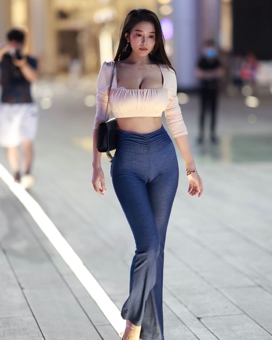 【画像】胸をバルンブルン揺らして歩いてるまんさんwxywxywxywxywxy 女子アナお宝画像速報-5chまとめ