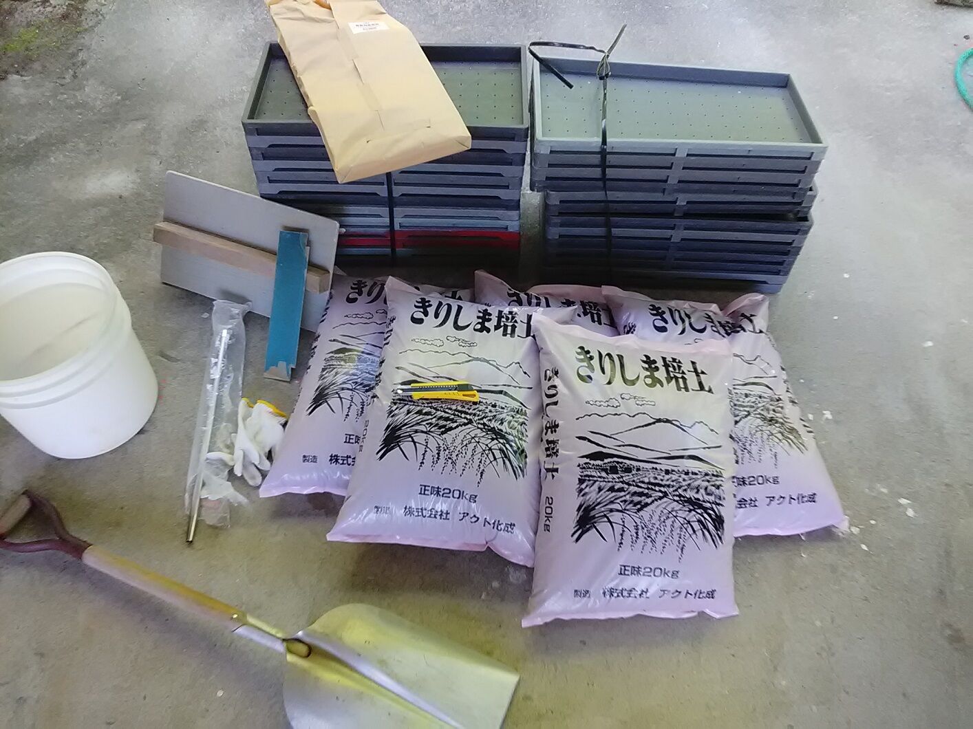 苗箱作業1/2 2023.5.9 : 『釣りは楽しく』 花は霧島 海釣り日記