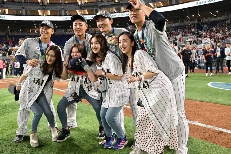 秋元康、元AKB48 板野友美とランチ「WBC秘話を聞いて楽しかった」 : AKBフレンド