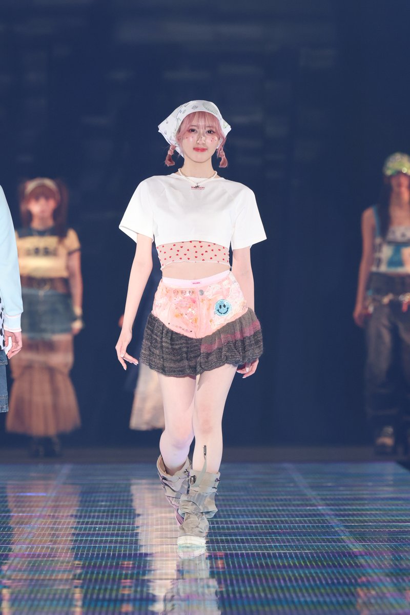 【≠ME】川中子奈月心ちゃん、ニアジョイの江角怜音ちゃん・山田杏佳ちゃんと写真を撮る💎👑【≒JOY】 : AKBフレンド