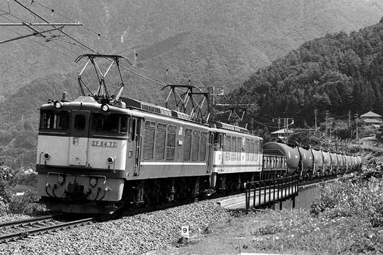 EF64-77＋EF64-73＋トキ25000形×1両＋タキ243000形×11両（5884列車） : FreeBee vol.2
