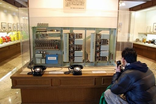 1. 電話交換機 - http://ja.m.wikipedia.org/wiki/%E9%9B%BB%E8%A9%B1%E4%BA%A4 ...