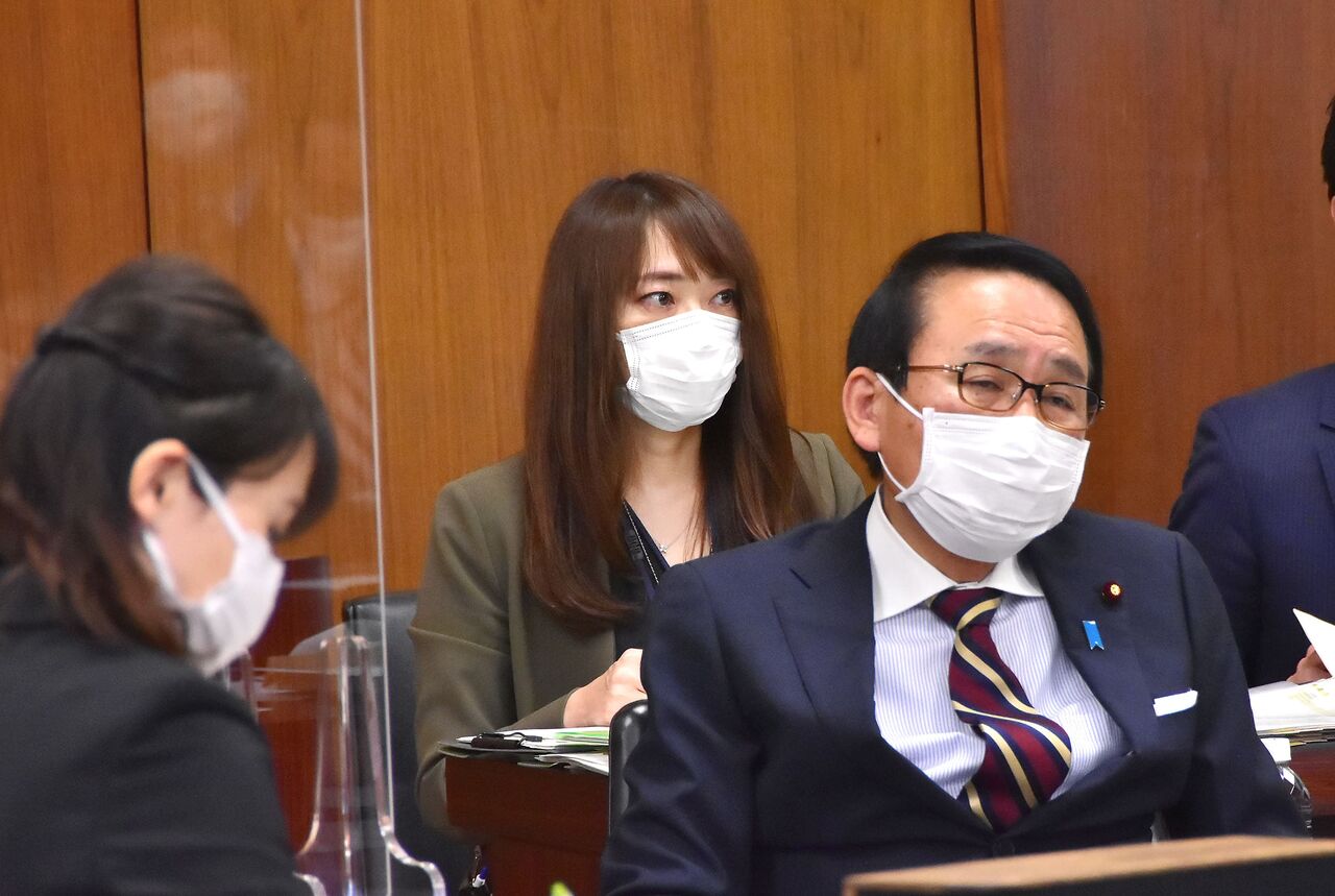 法相更迭の裏で密かに話題を集めた「北川景子似」美人官僚の存在 : Jの番記者