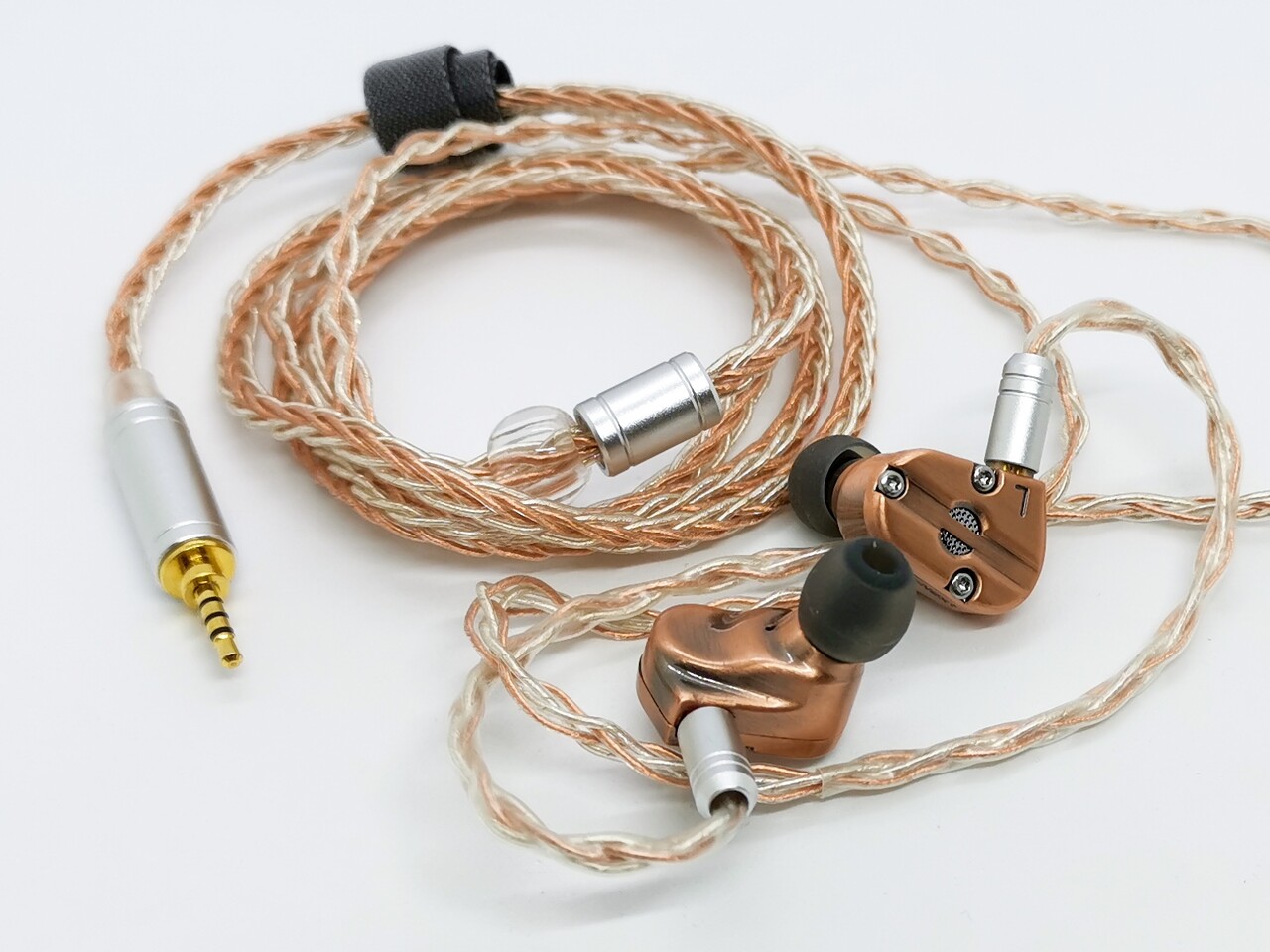 bisonicr keep walking. : 「RevoNext QT5」 クールな金属シェルとハイブリッドサウンド。今回も抜群の音作りが ...