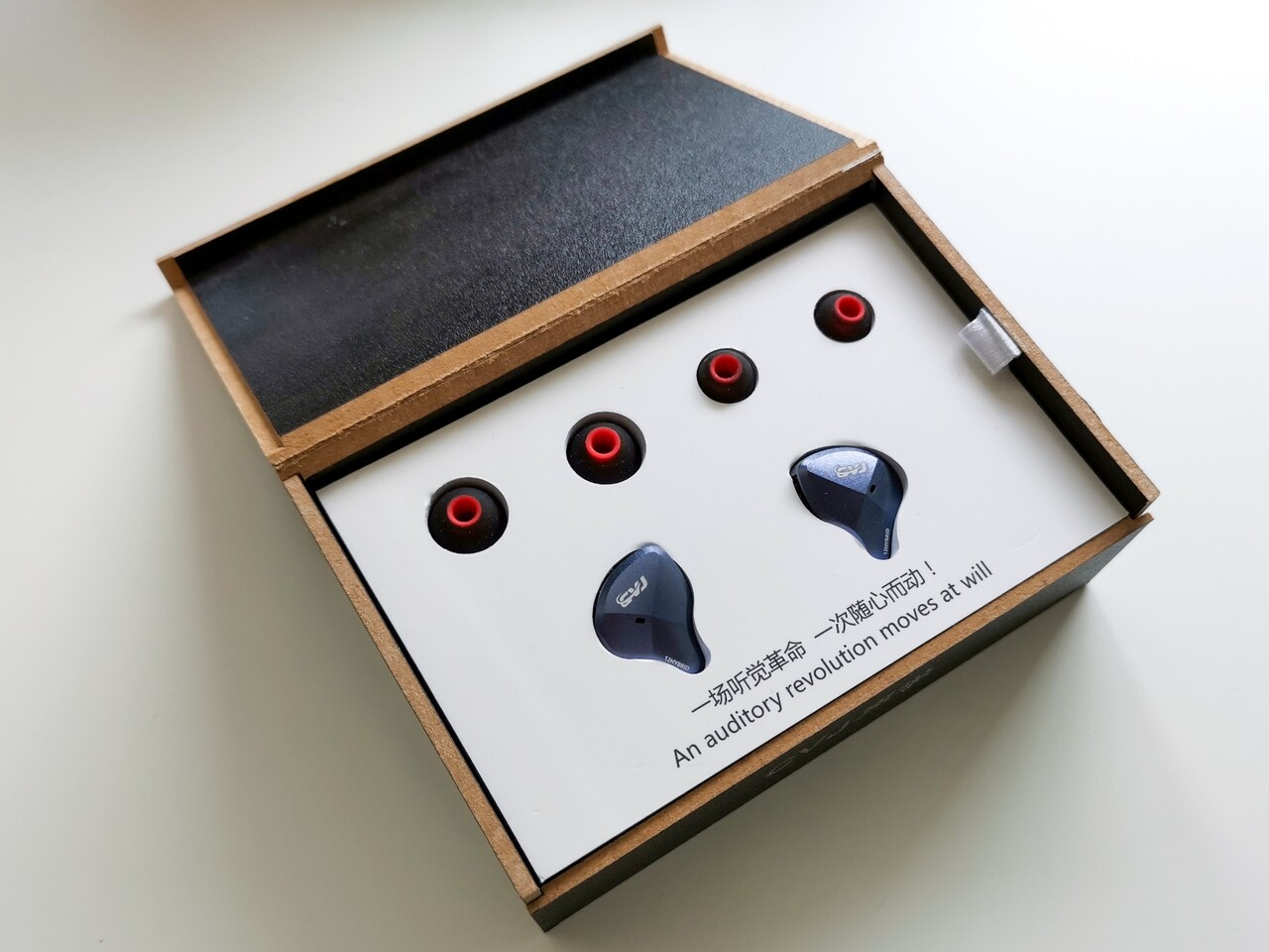 bisonicr keep walking. : 「CVJ CSN」 もうひとつの低価格5BA+1DD。金属シェルと明瞭感ある中高域サウンドが ...