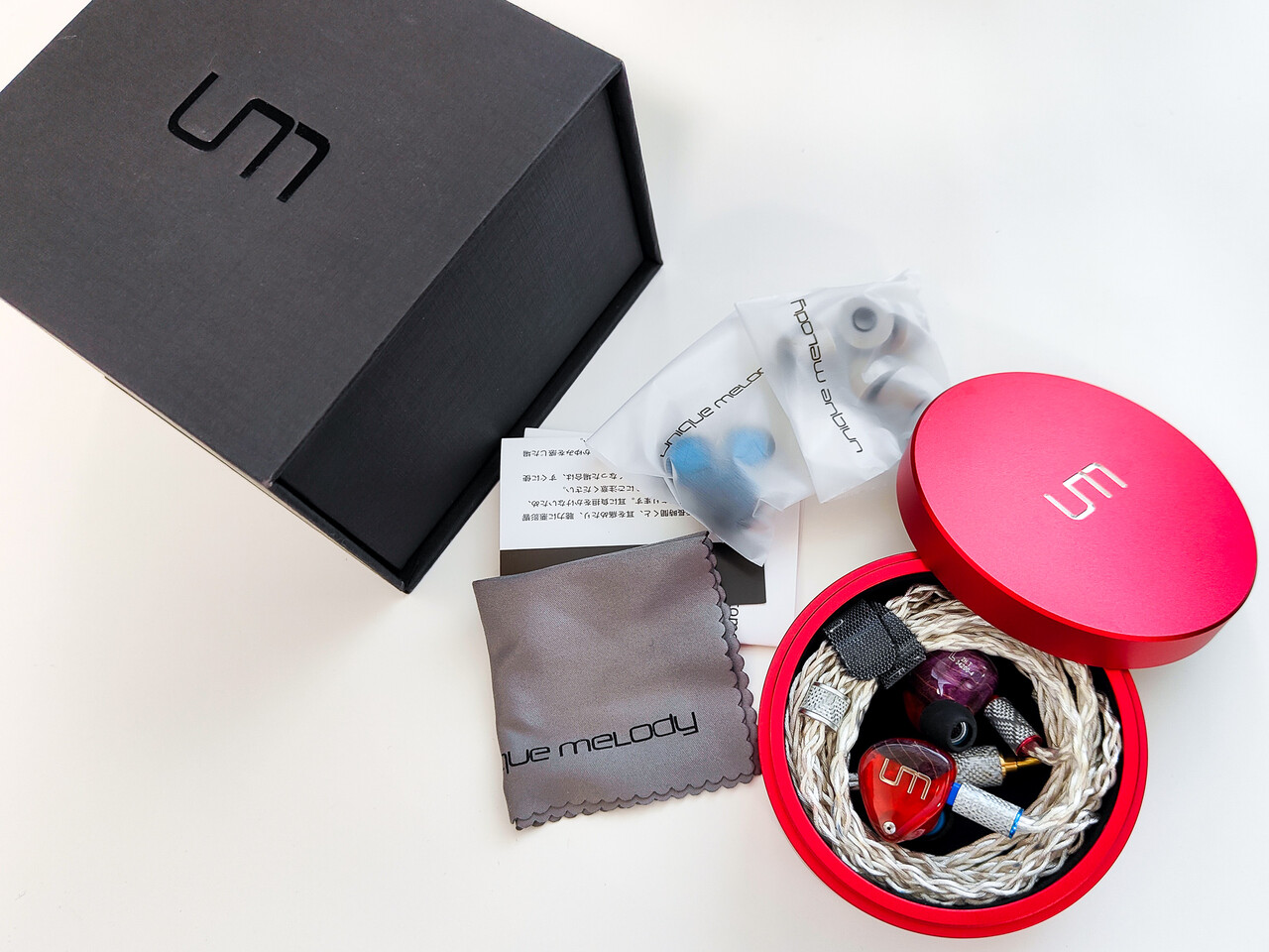 Unique Melody 2HT」 赤いウッドシェルが格好良い1BA+1DD Unique Melody 2HT」 赤いウッドシェルが格好良い1BA+1DD
