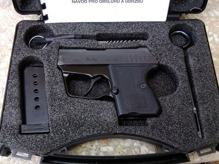 チェコの民間人の護身用および特殊部隊や軍の後方部隊向けの拳銃 ZVI KEVINとは : Gun Geek