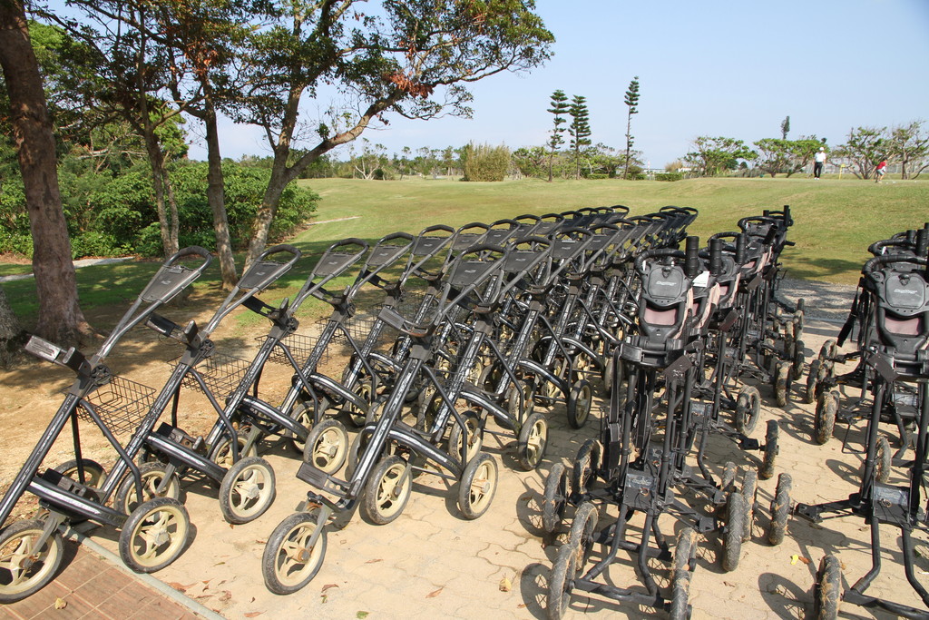 SHAKE YOUR MONEY MAKER : Chibana Golf Course: Kadena AB.