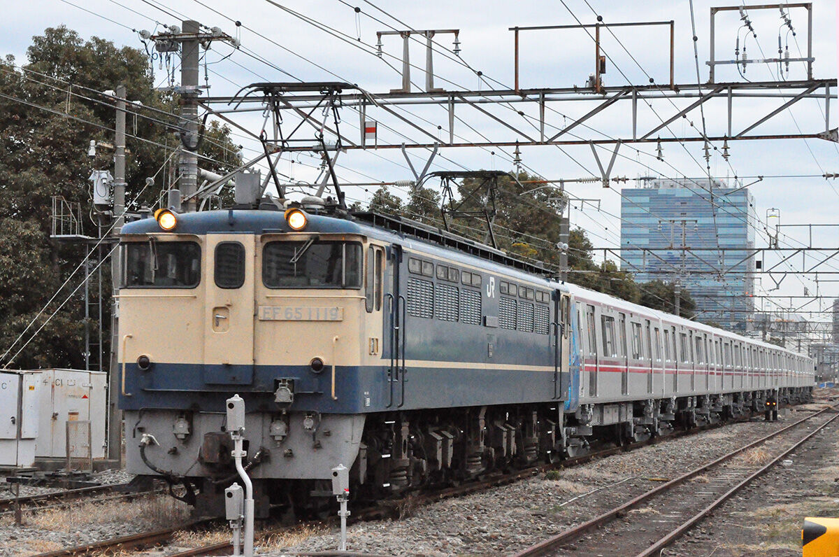 甲種輸送EF65-1119+都営大江戸線12-600形 : 蒼空になる疫病退散祈願