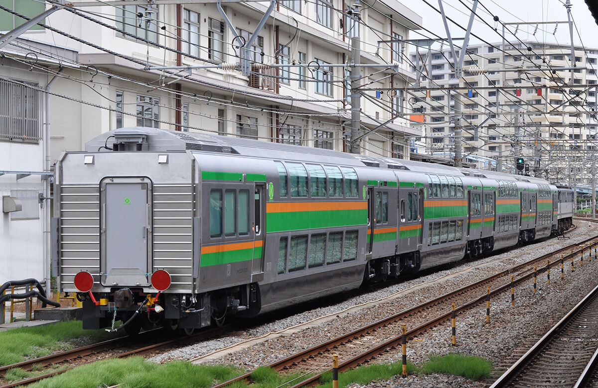 甲種輸送EF65-1093+E233系3000番台グリーン車 : 蒼空になる疫病退散祈願