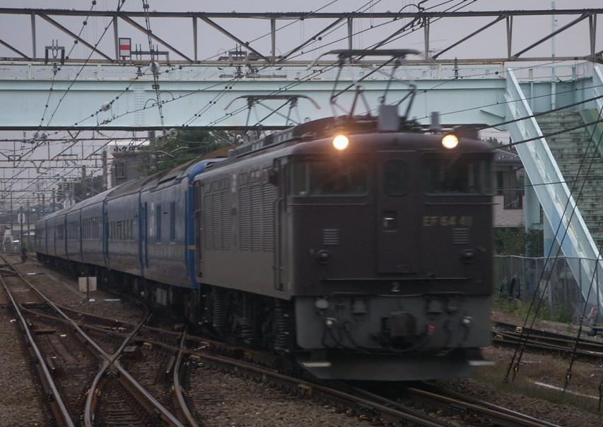 11月5日EF64ぶどう色+24系寝台車、ブルートレイン中央本線を西に進む : 蒼空になる疫病退散祈願