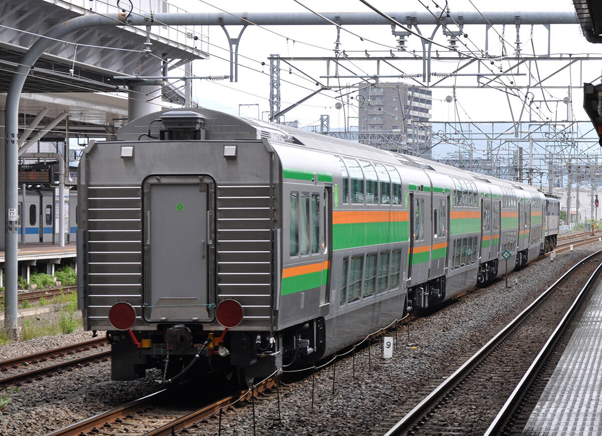 甲種輸送EF65-1093+E233系3000番台グリーン車 : 蒼空になる疫病退散祈願