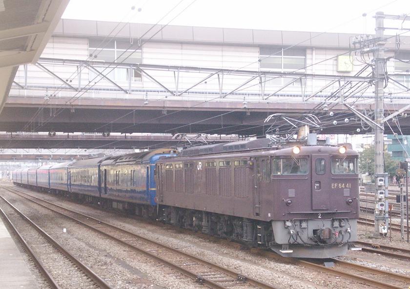 11月5日EF64ぶどう色+24系寝台車、ブルートレイン中央本線を西に進む : 蒼空になる疫病退散祈願