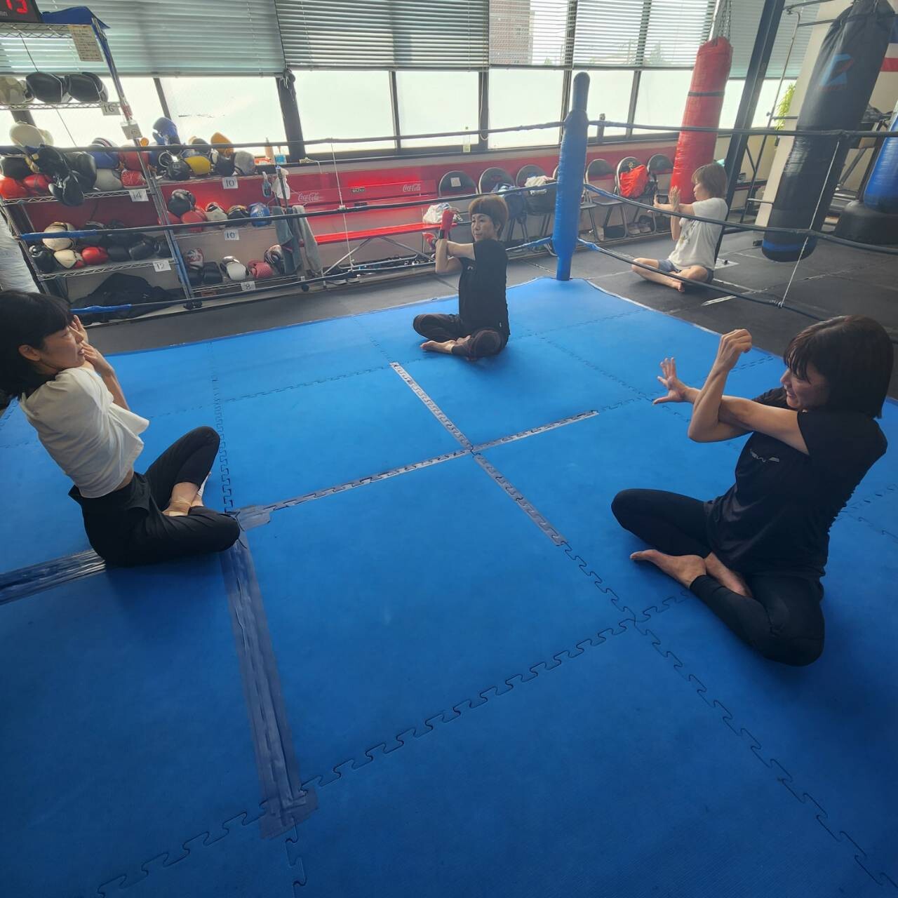 MIKAトレーナーのピラティスを使った自重ストレッチレッスン大盛況！！お疲れ様でした！！ : キックボクシング•ムエタイKINGS(キングス ...