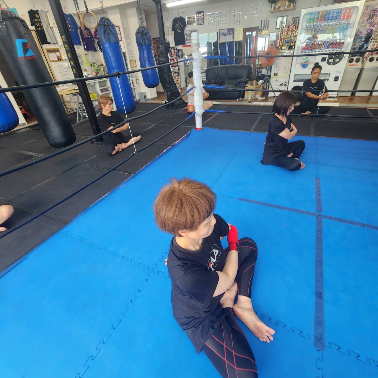 MIKAトレーナーのピラティスを使った自重ストレッチレッスン大盛況！！お疲れ様でした！！ : キックボクシング•ムエタイKINGS(キングス ...
