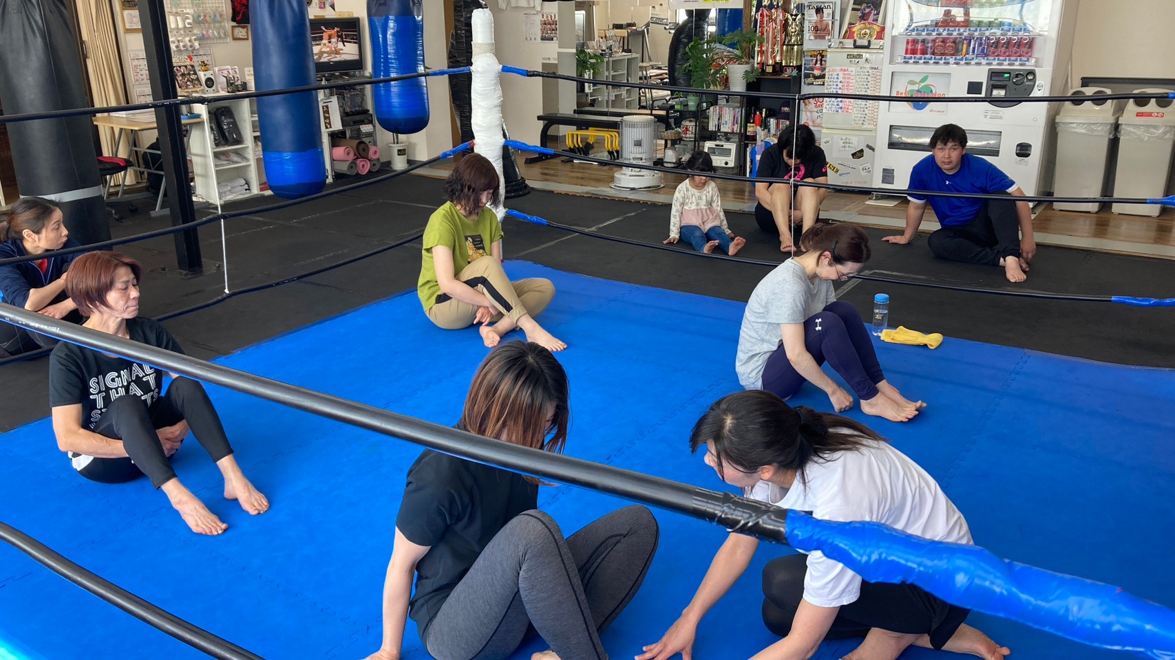 明日5月3日水曜日は第1水曜日なのでMIKAインストラクターのピラティスを使った自重ストレッチフィジカルトレーニング! : キックボクシング ...