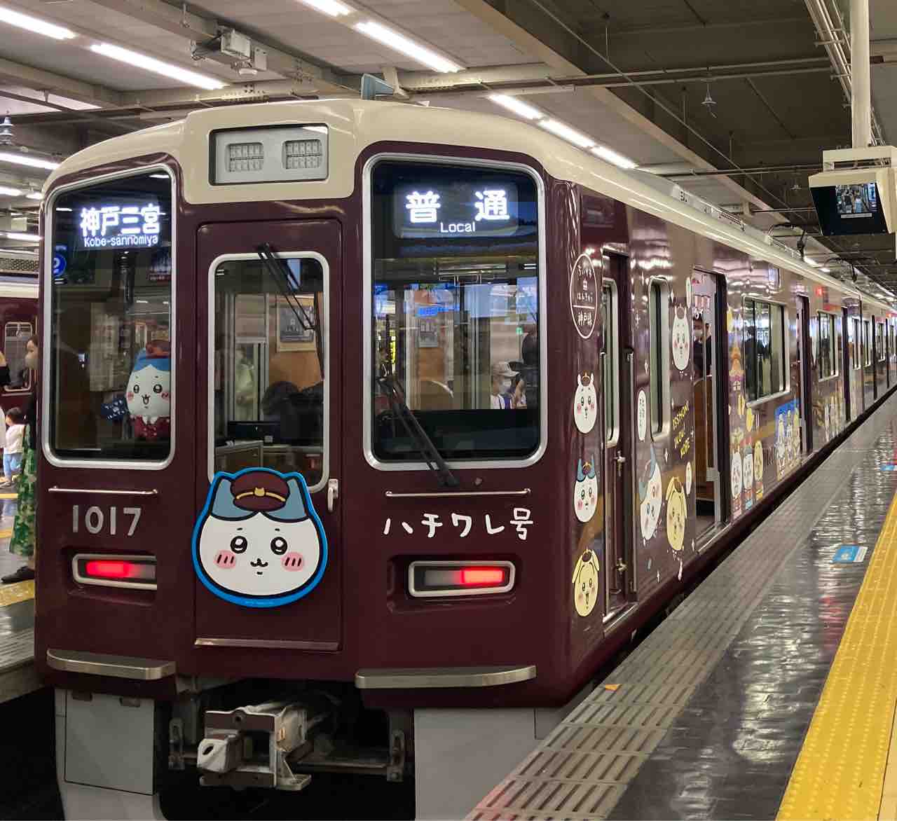 3月28日で終了の「ちいかわ✖️阪急電車」ラッピング電車の添乗 3月28日で終了の「ちいかわ✖️阪急電車」ラッピング電車の添乗