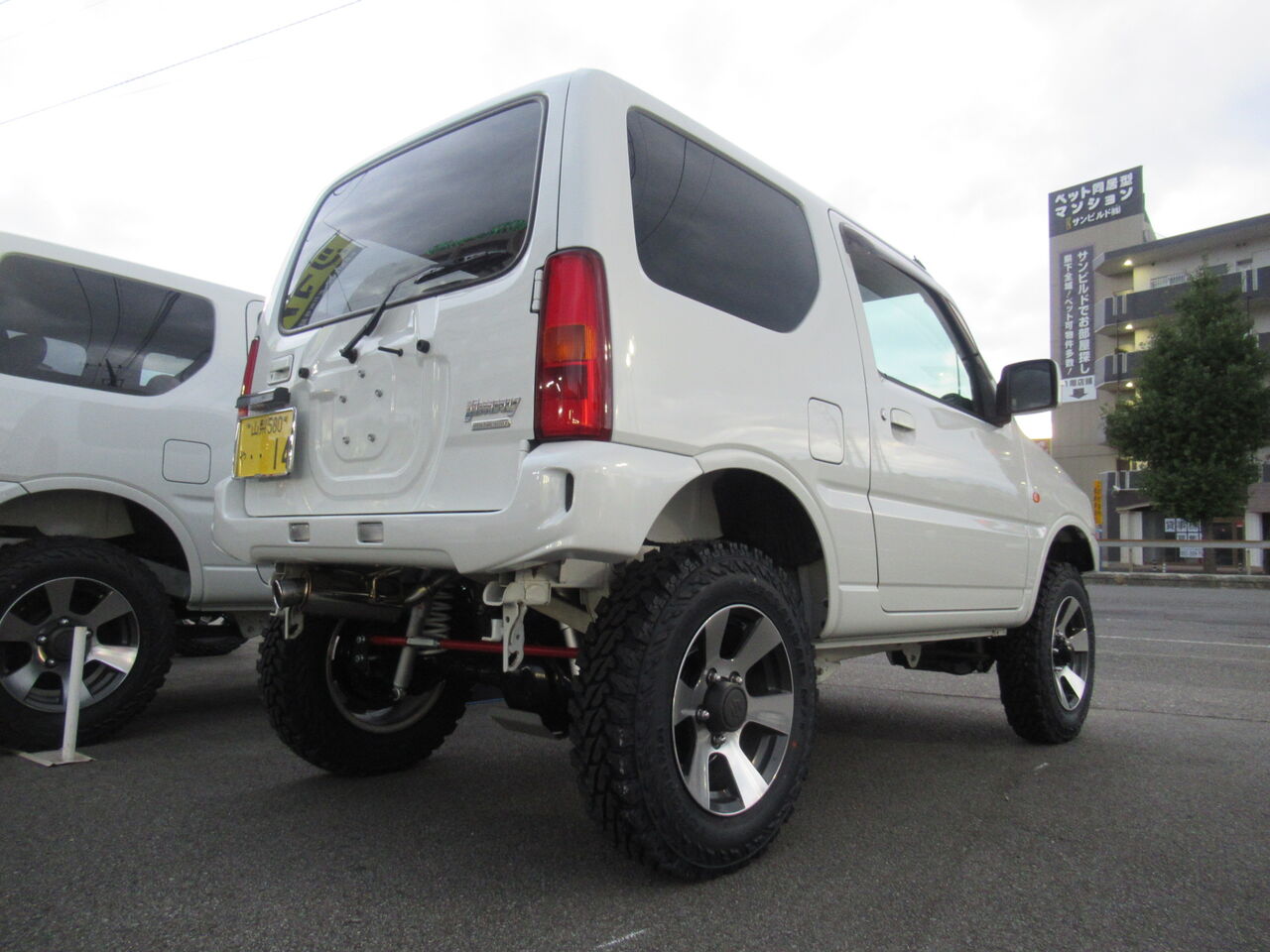 JB23/H23年式/パールホワイト/マニュアル/リフトアップ 仕上がりました！ : ジムニースタジオ 甲府昭和インター店 スタッフブログ