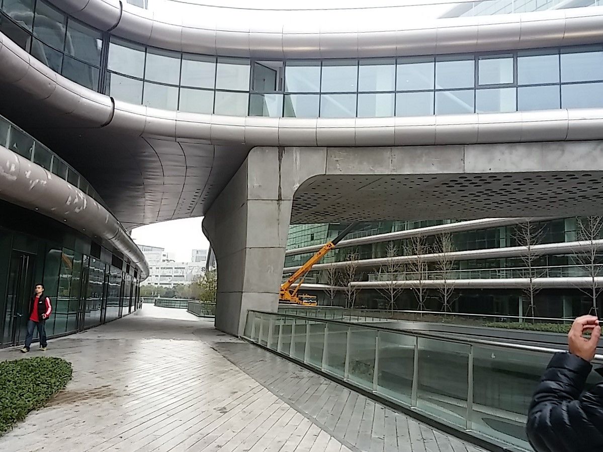 ザハハディド Zaha Hadidの遺作 「凌空SOHO」Part1 メンテ不能の巨大なオブジェ EP14 : 上海建築観光案内 ...