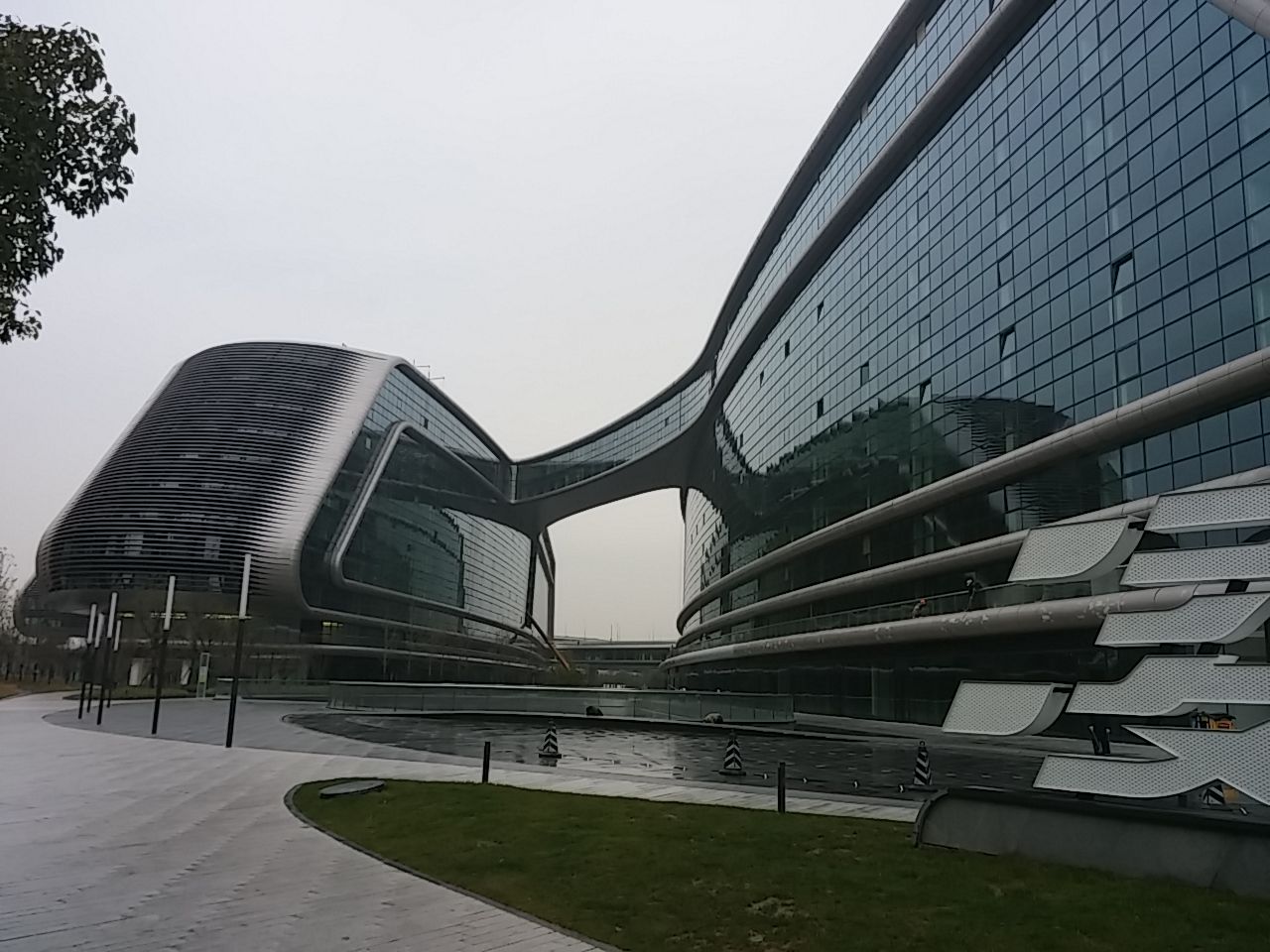 ザハハディド Zaha Hadidの遺作 「凌空SOHO」Part1 メンテ不能の巨大なオブジェ EP14 : 上海建築観光案内 ...