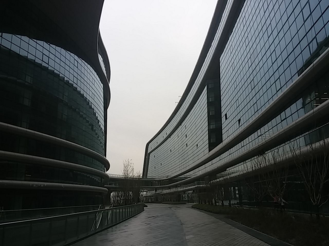 ザハハディド Zaha Hadidの遺作 「凌空SOHO」Part1 メンテ不能の巨大なオブジェ EP14 : 上海建築観光案内 ...