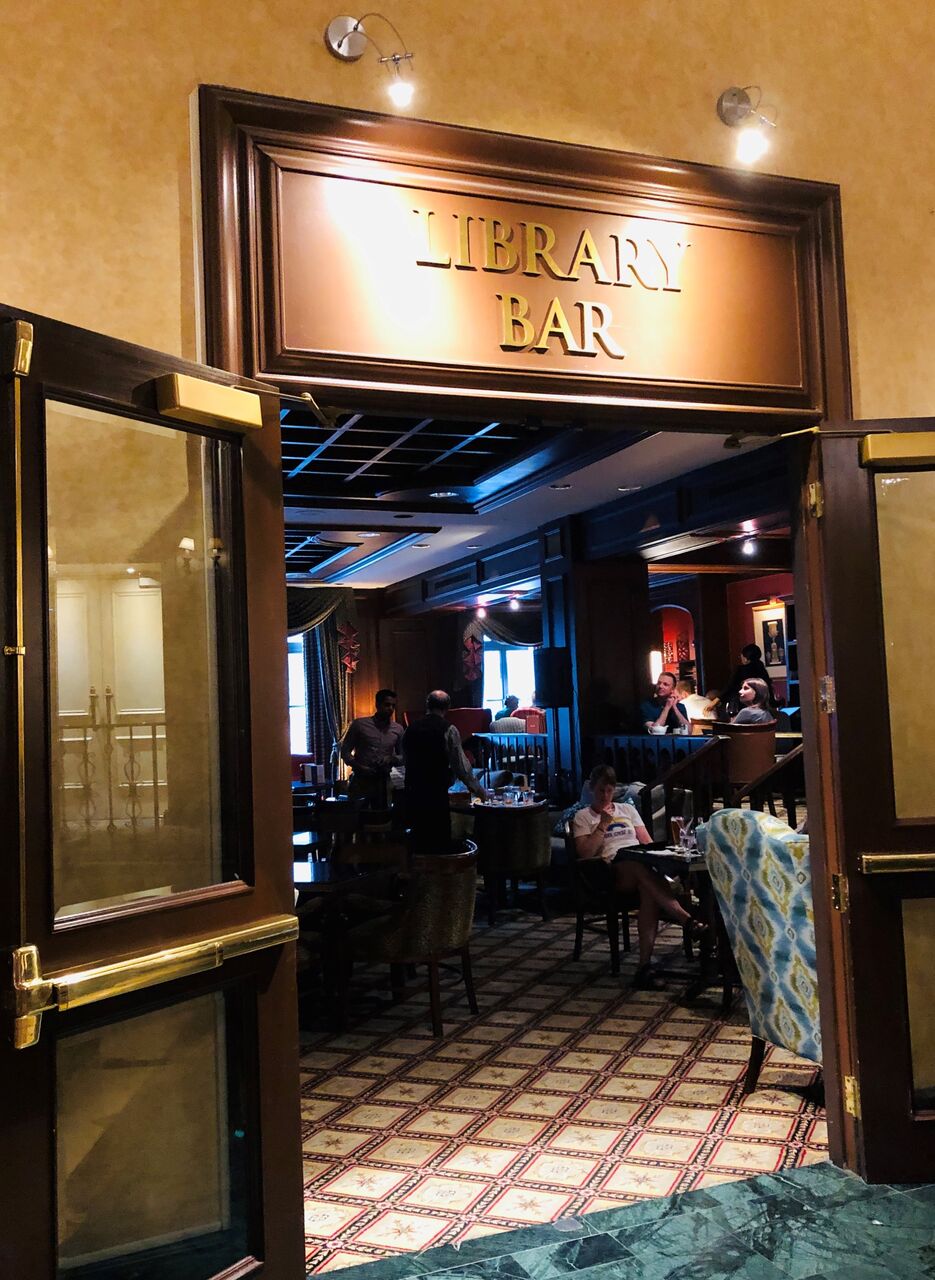 落ち着いて一杯したい時はここ♪LIBRARY BAR in Fairmont Royal York : カナダ生活 お酒と共に～モザイク文化の魅力