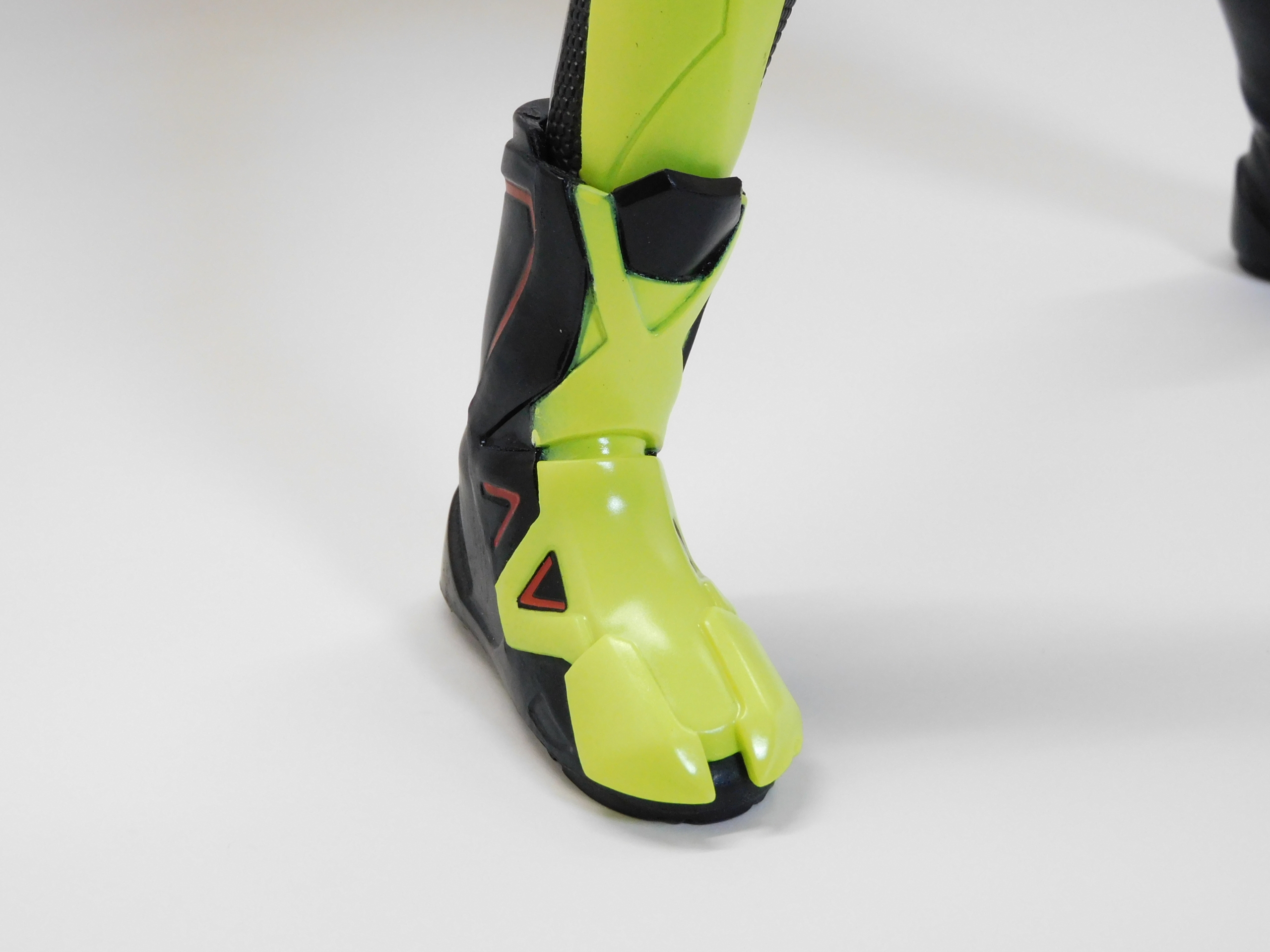 「一番くじ 仮面ライダーゼロワン NO.01 feat.レジェンド仮面ライダー」A賞 SOFVICS(ソフビクス) 仮面ライダーゼロワン ライジングホッパー レビュー : レビューあれこれ！