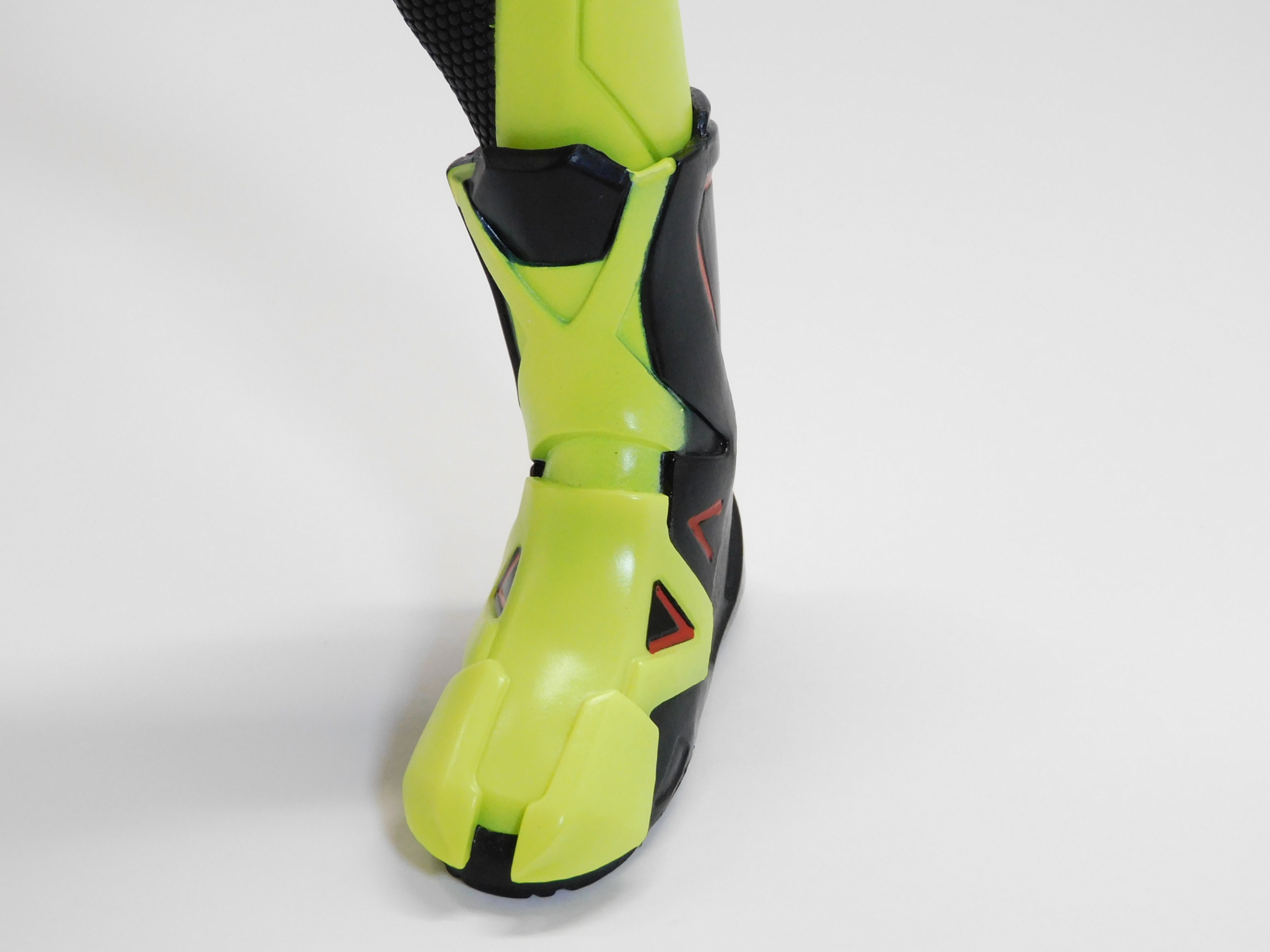 「一番くじ 仮面ライダーゼロワン NO.01 feat.レジェンド仮面ライダー」A賞 SOFVICS(ソフビクス) 仮面ライダーゼロワン ライジングホッパー レビュー : レビューあれこれ！