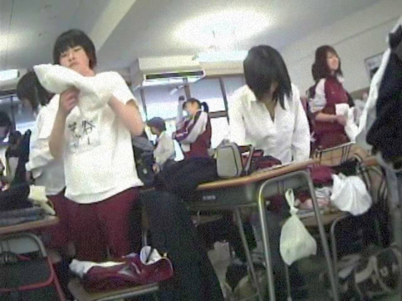 本物です 女子高生が教室で着替え 制服を脱いで下着姿に パンティーも盗撮 ちょっとエッチなブログ（～25 5 5）