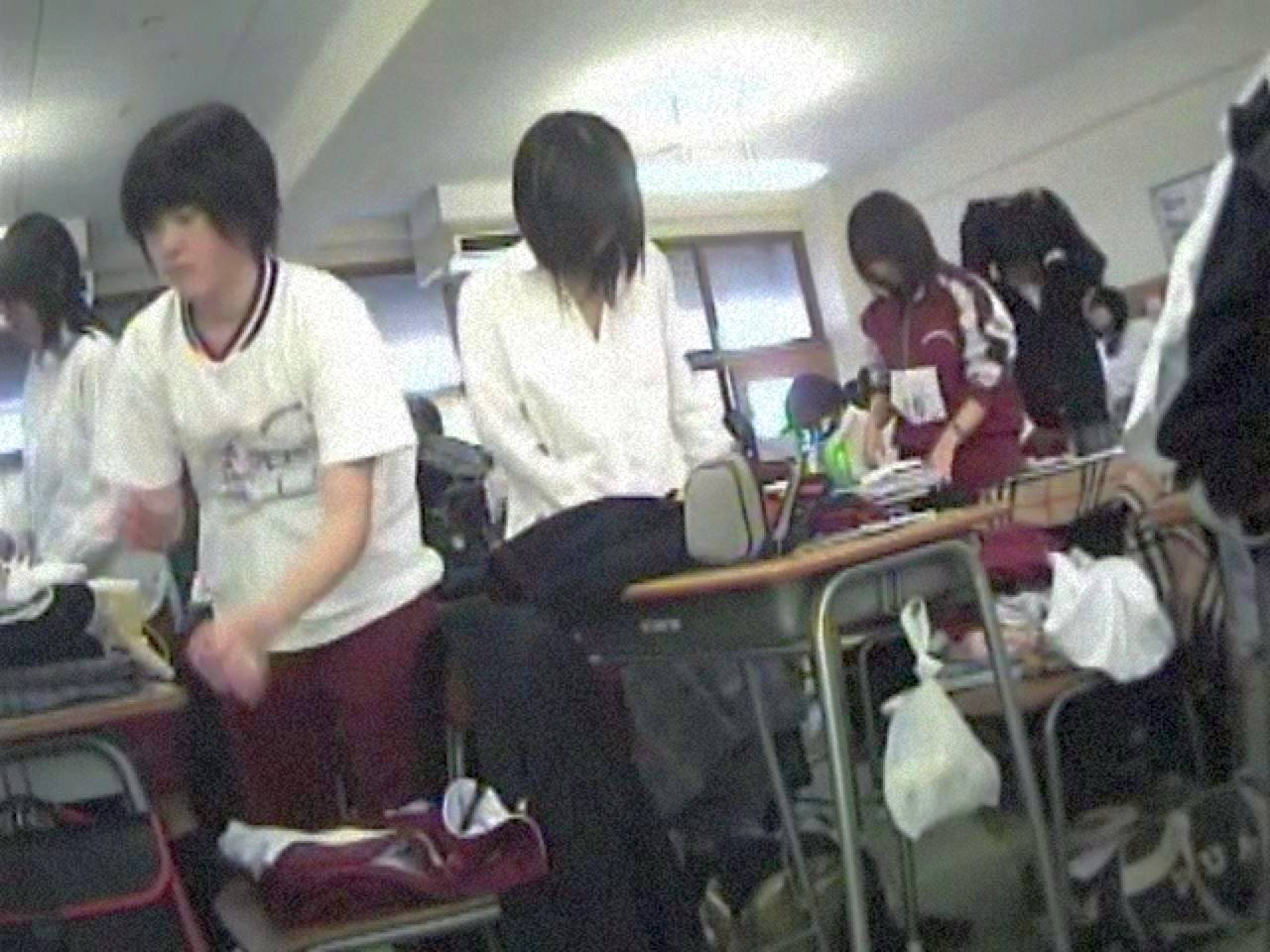 本物です 女子高生が教室で着替え 制服を脱いで下着姿に パンティーも盗撮 ちょっとエッチなブログ（～25 5 5）