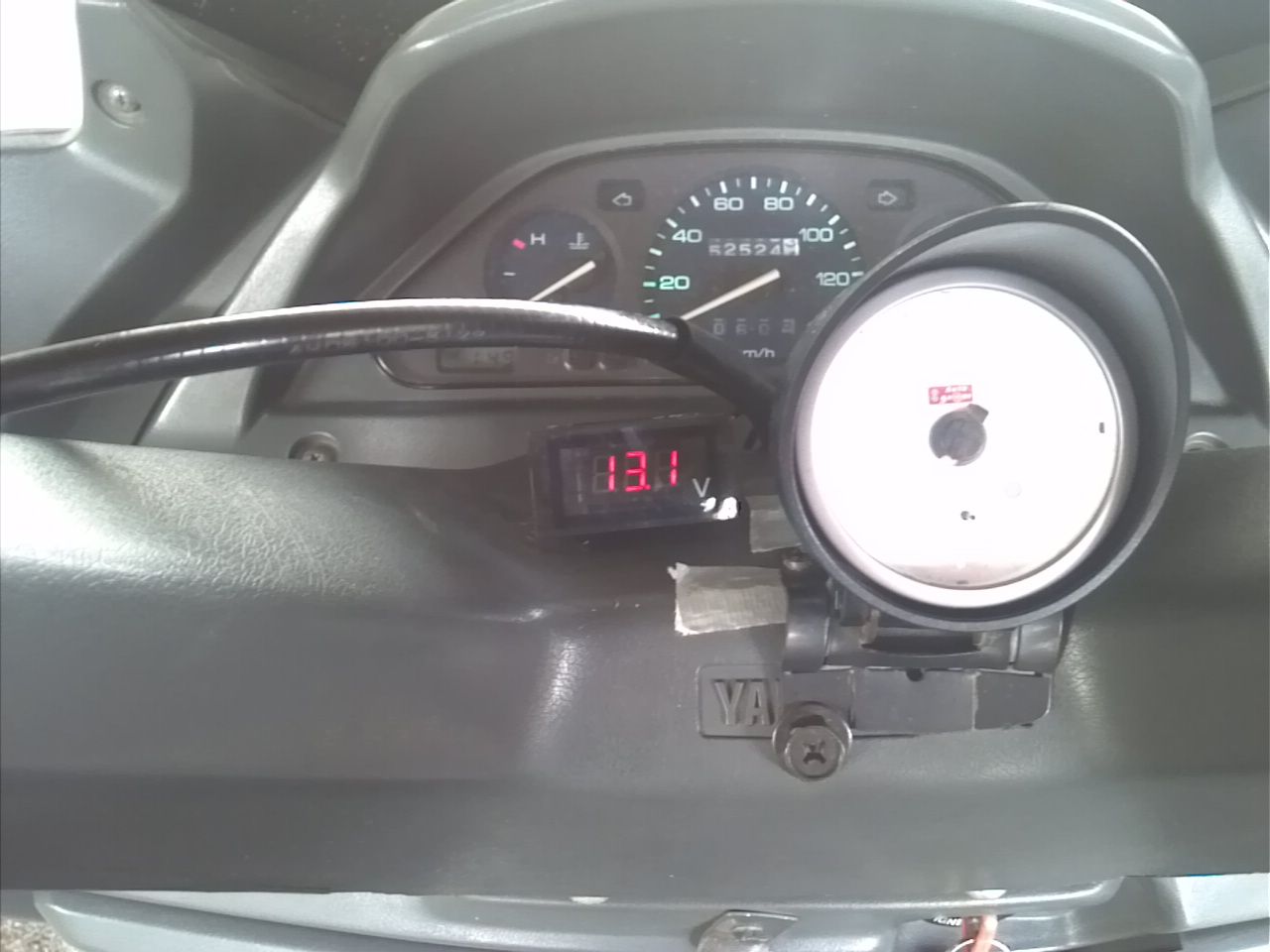 電圧計、装着完了 : SYM NHT200ライフ