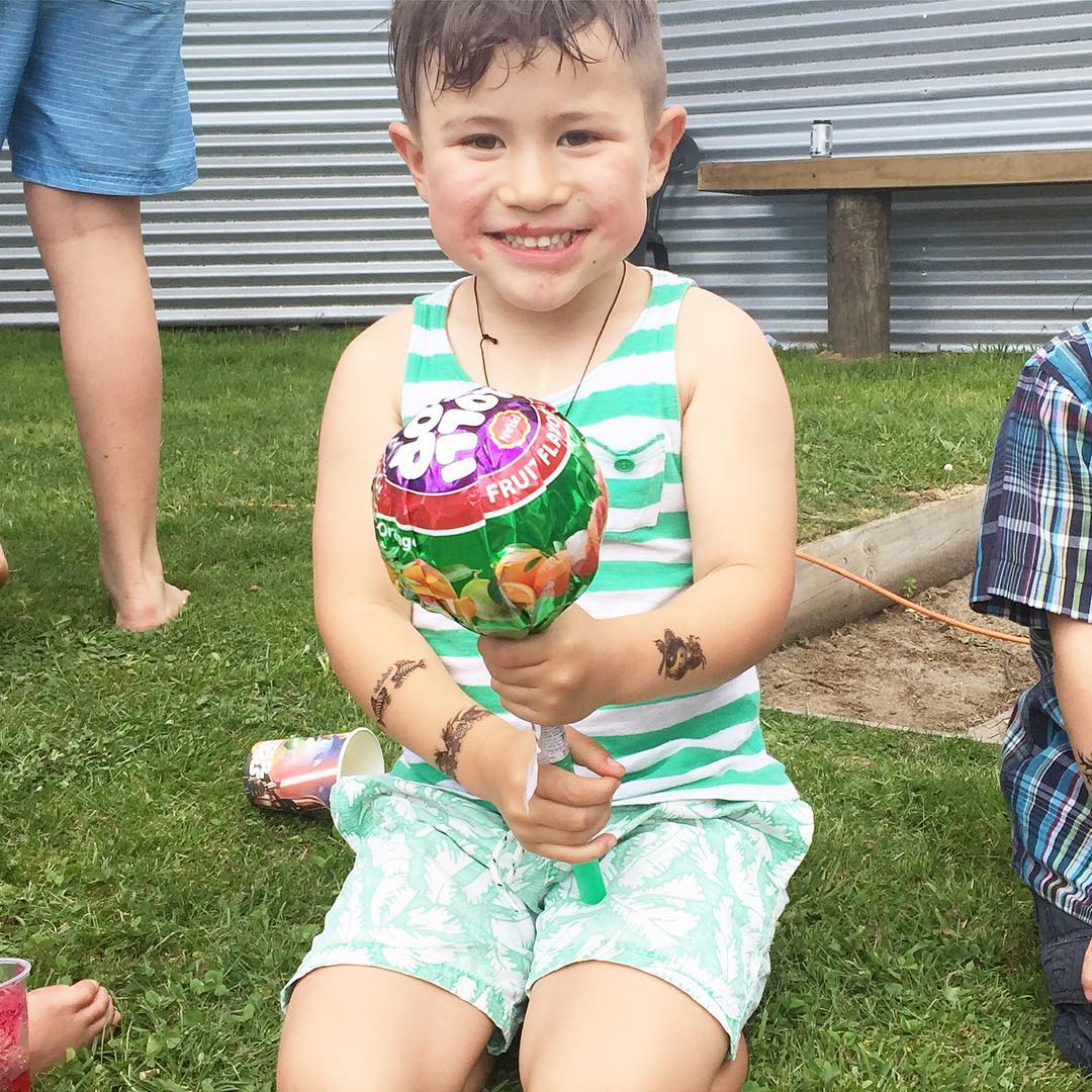 Berryz工房 徳永千奈美、留学先で小さなボーイフレンドと仲良し「5歳と真剣に遊ぶ24歳。」 | カラフル×ハロプロ