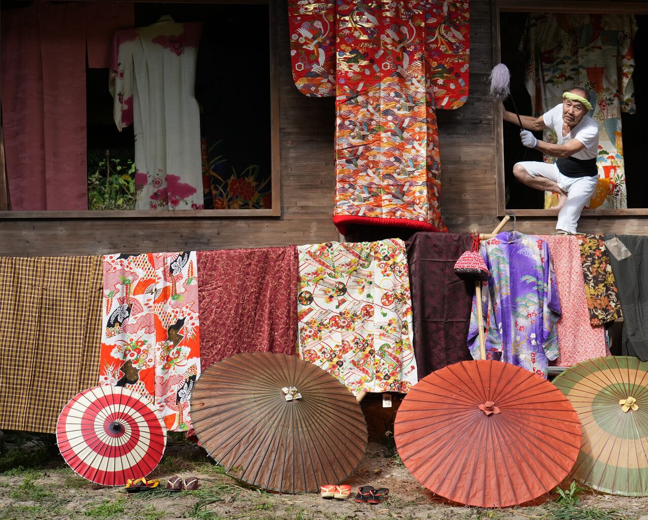 着物の虫干し風景 : 株式会社香川クリエイティブプロダクツ