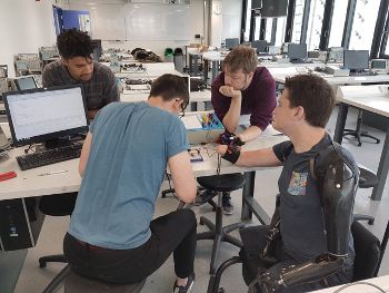 サイクルロード ～自転車への道／新しい人生を最大限に生きる｜ Alex-Lewis: Alex-Lewis-FLOAT: 義肢装具: 四肢切断 ...