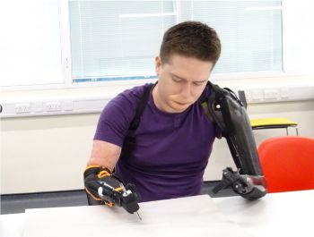 サイクルロード ～自転車への道／新しい人生を最大限に生きる｜ Alex-Lewis: Alex-Lewis-FLOAT: 義肢装具: 四肢切断 ...