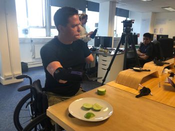 サイクルロード ～自転車への道／新しい人生を最大限に生きる｜ Alex-Lewis: Alex-Lewis-FLOAT: 義肢装具: 四肢切断 ...