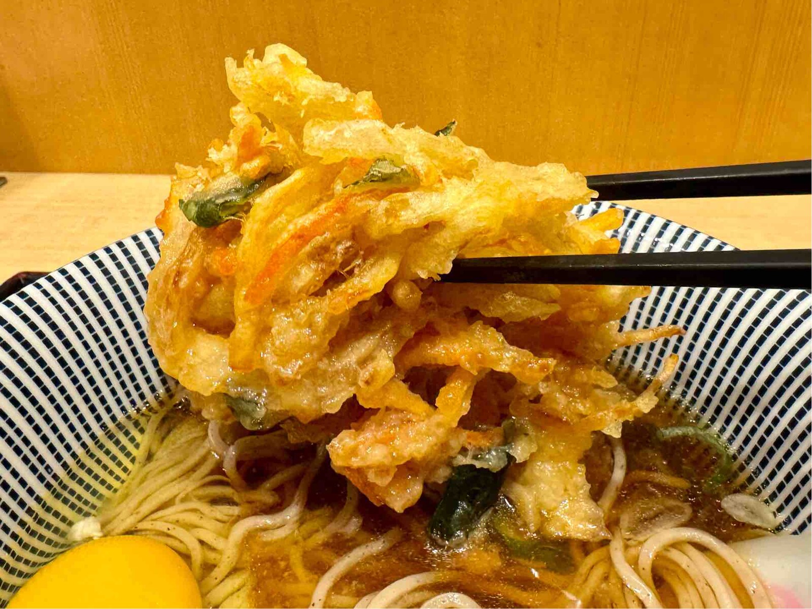 JR新宿駅構内「そばいち 新宿店」にて かき揚げ天玉そば : Dales Mivisのラーメン、一人飲みなど