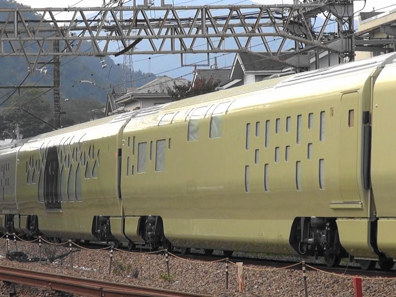 レール＆KQ倶楽部 : 四季島E001形中央本線でフル編成試運転