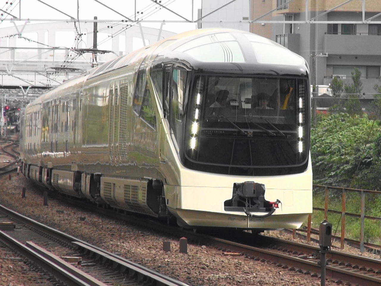 レール＆KQ倶楽部 : 四季島E001形中央本線でフル編成試運転