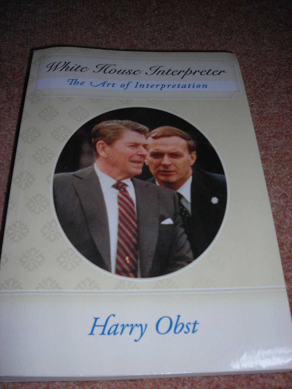 塀の中・塀の外―ある司法通訳者の徒然なる日々 : 『White House Interpreter』- Harry Obst