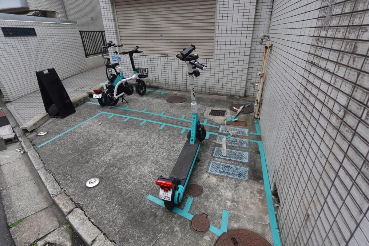【悲報】LUUP、水道メーターの上に駐輪場を作りまくるwwwwwwwwwww : なんJクエスト
