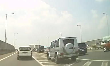 高速道路 ベンツGクラスの無茶な合流 : ドラレコ速報 事故ニュースまとめ