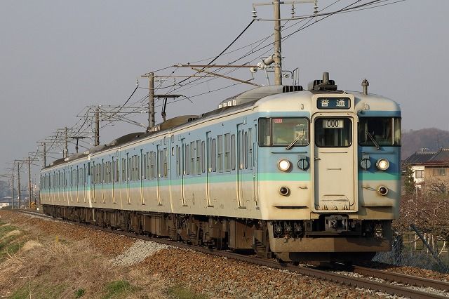 写メ鉄:快速妙高号とEF6437工臨