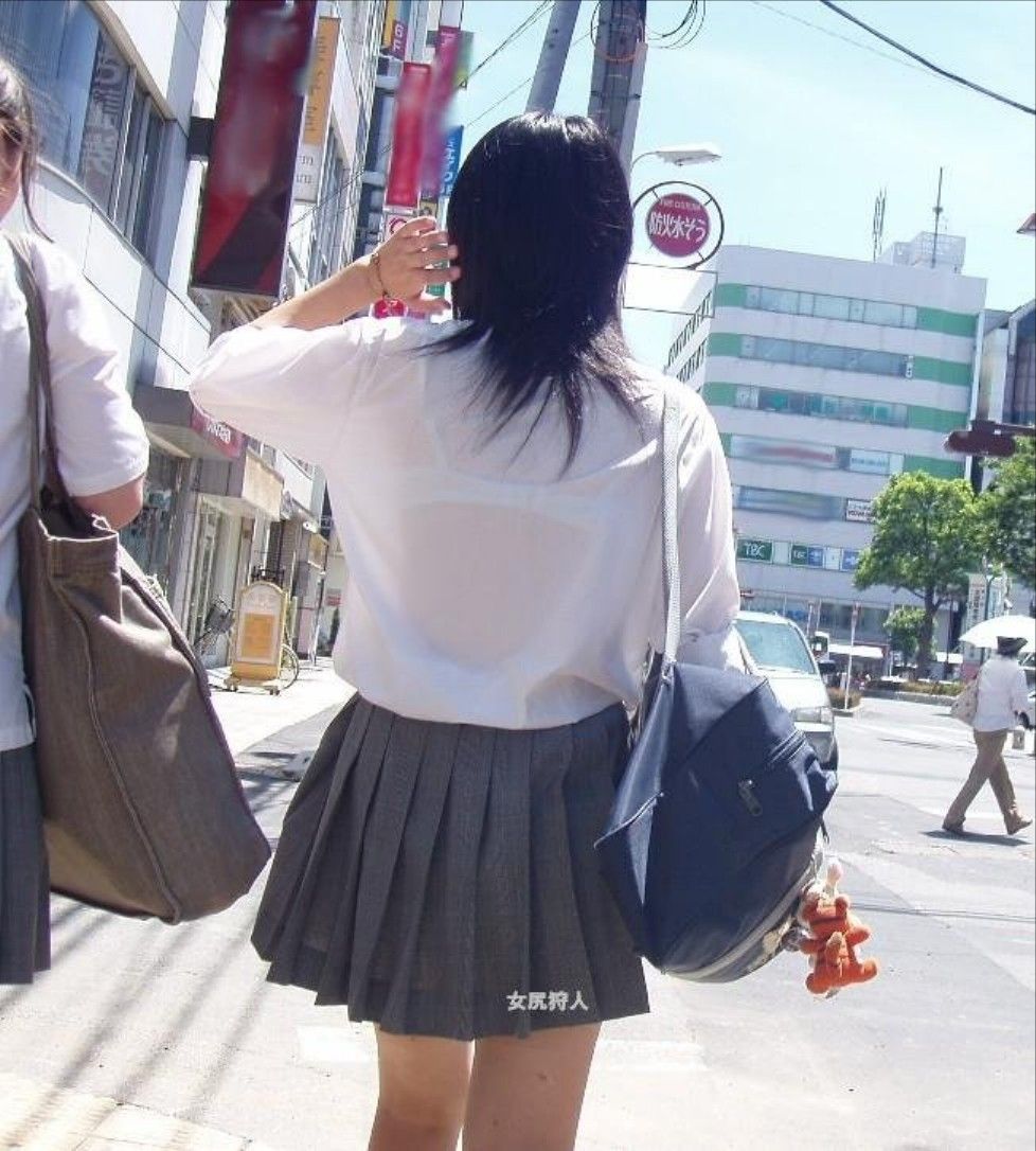 【透けブラフェチ】jkの透けた制服の背中に視線を奪われる!エロ画像(10枚) マニアスペシャル