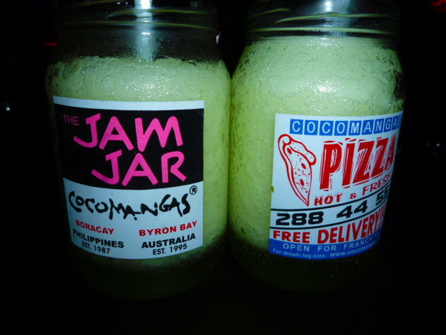 ボラカイ島の有名なディスコ「ココマンガス」 : 世界の町へ(アジアの町へ)