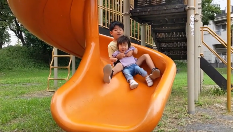 兄妹の滑り台 : ettomio ニュース斜め読み